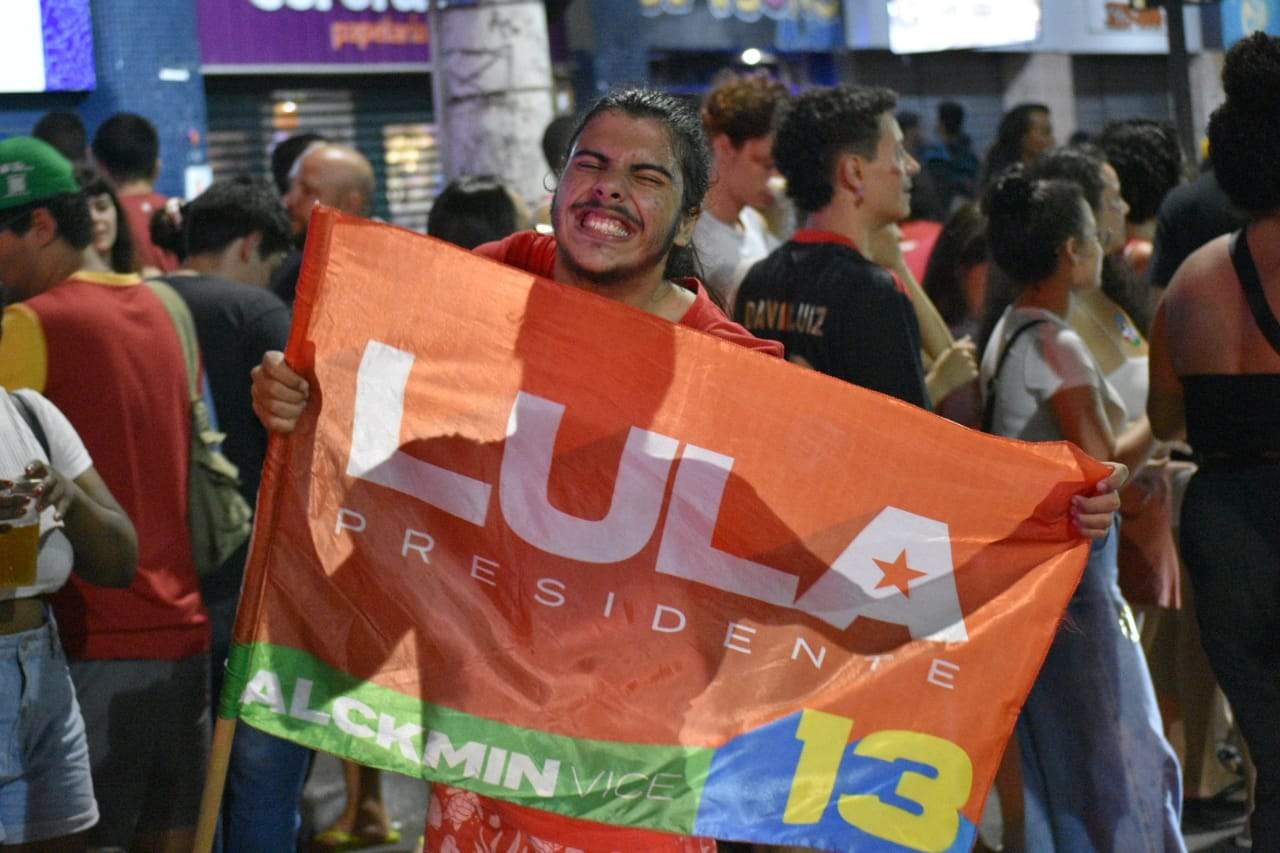 Fotos Eleitores Comemoram Vitória De Lula E Casagrande Na Rua Da Lama