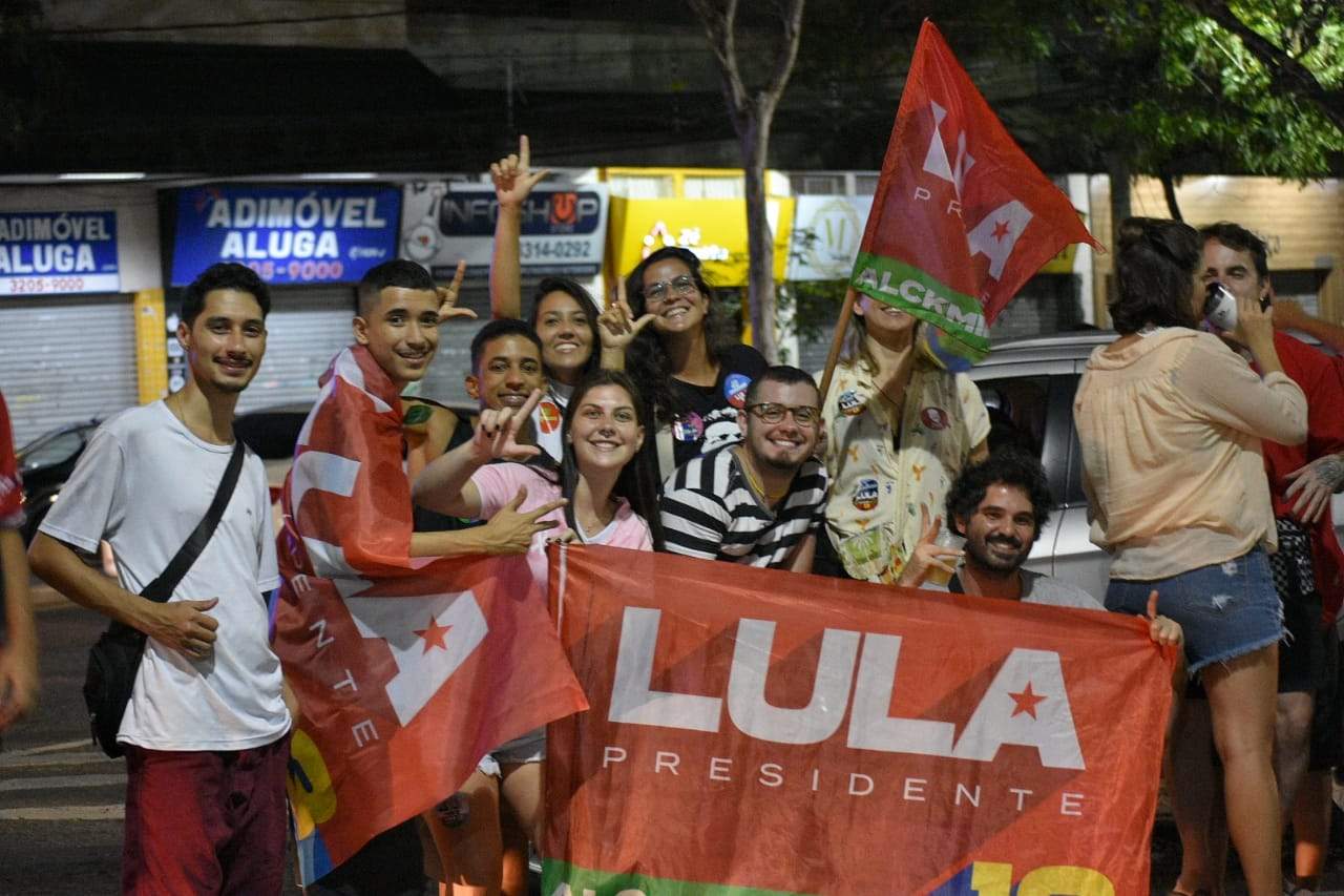 Fotos Eleitores Comemoram Vitória De Lula E Casagrande Na Rua Da Lama